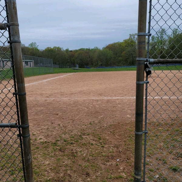 Fox Run Elementary School - Elementary School in West Norwalk