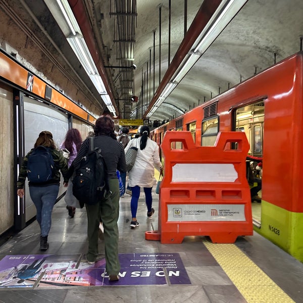 Metro Mixcoac (Líneas 7 y 12) - Estación de metro en Benito Juárez