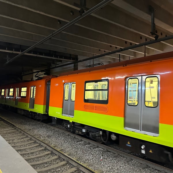 Metro Mixcoac (Líneas 7 y 12) - Estación de metro en Benito Juárez