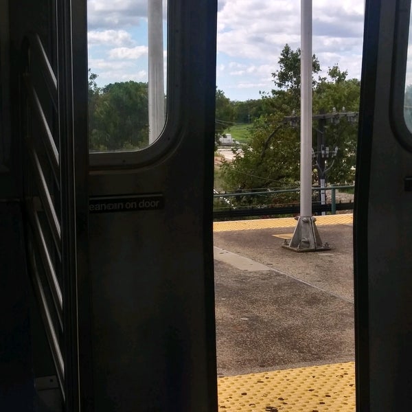 MTA Subway - Crescent St (J/Z) - Metro Station in Cypress Hills