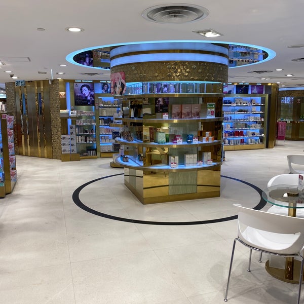 Sasa Supreme - Cosmetics Store in Causeway Bay