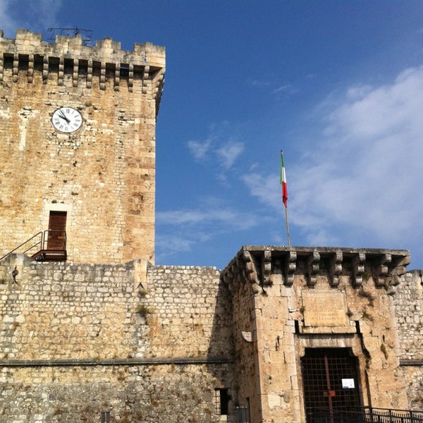 Castello Piccolomini di Ortucchio - Ortucchio, Abruzzo