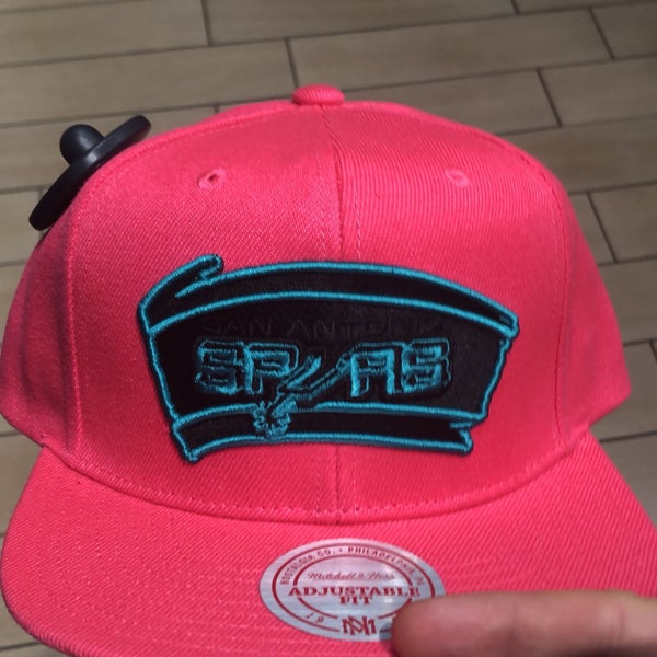 Lids - 250 Lehigh Valley Mall