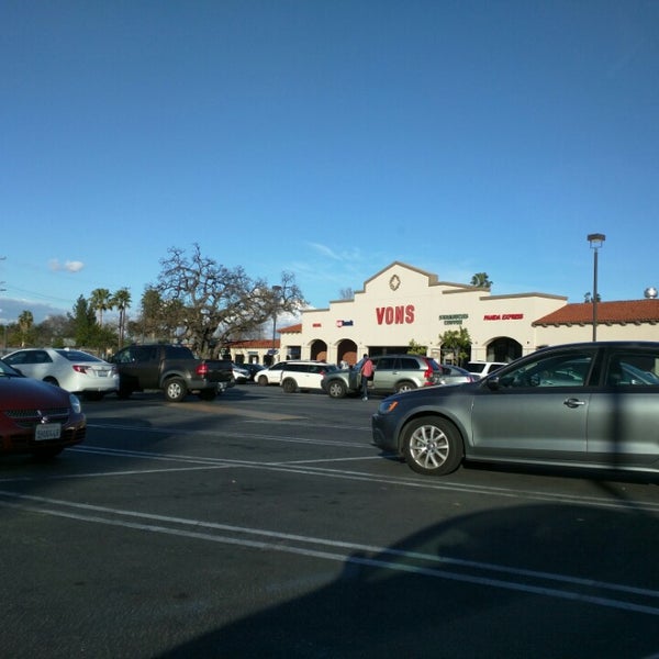 VONS (Now Closed) - 23381 Mulholland Dr