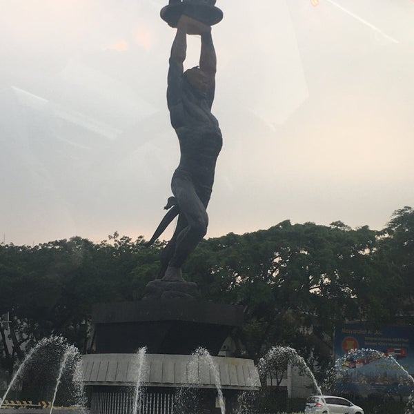 Photos at Patung Pemuda Membangun - Bundaran Senayan - Monument in ...