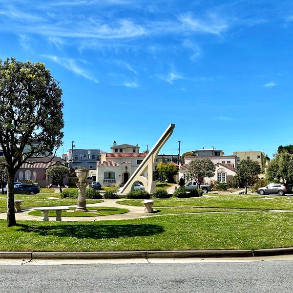 Ingleside Terraces Sundial - Ingleside Terraces - 4 tips from 276 visitors