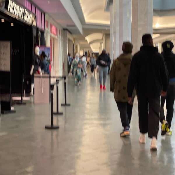 Photos at Apple Lakeside Shopping Center - Electronics Store in Metairie