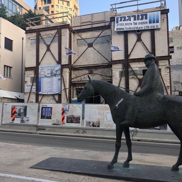 Meir Dizengoff Statue - Monument in Lev HaIr