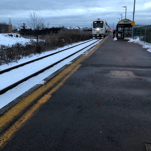 Rutherford GO Station - Rail Station in Maple
