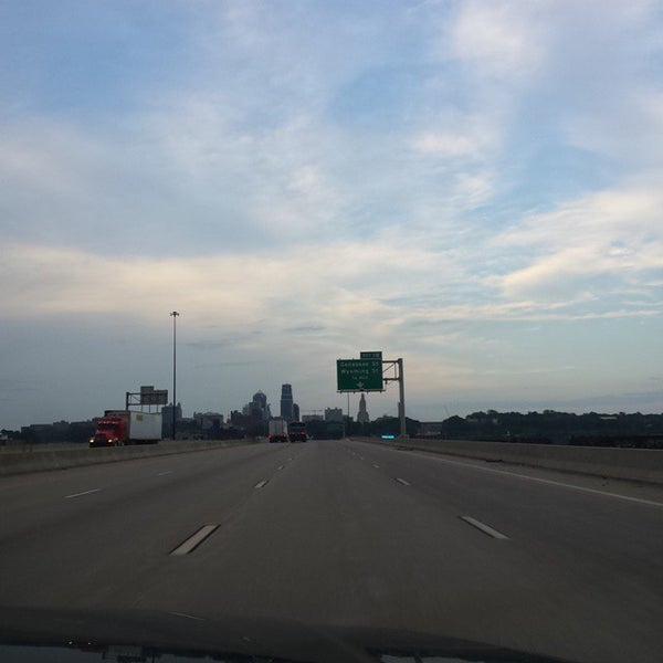 Kansas-Missouri State Line - Border Crossing in Kansas City