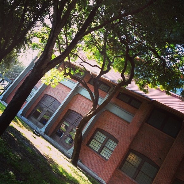 Plaza Maquinarias - Frente a la Cineteca - dentro del parque Fundidora
