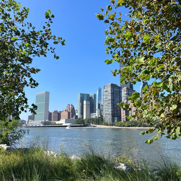 Roosevelt Island Promenade - Landmarks and Outdoors in New York
