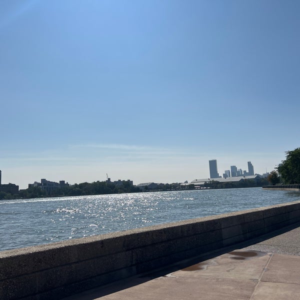 Roosevelt Island Promenade - Landmarks and Outdoors in New York