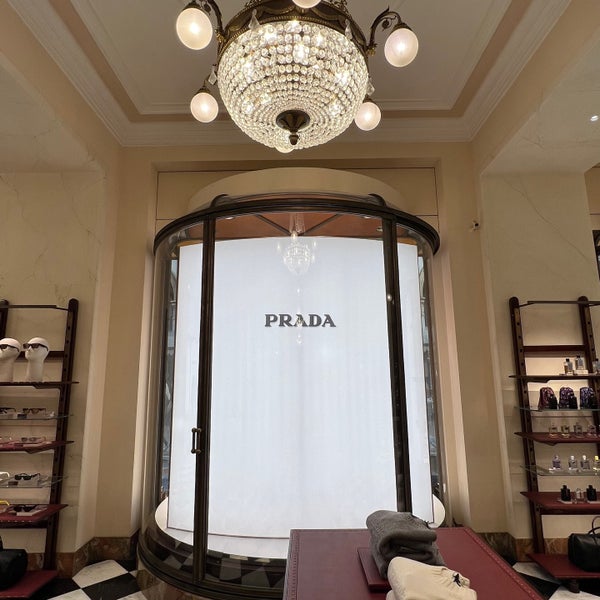 Prada Uomo - Duomo - 48 visitors