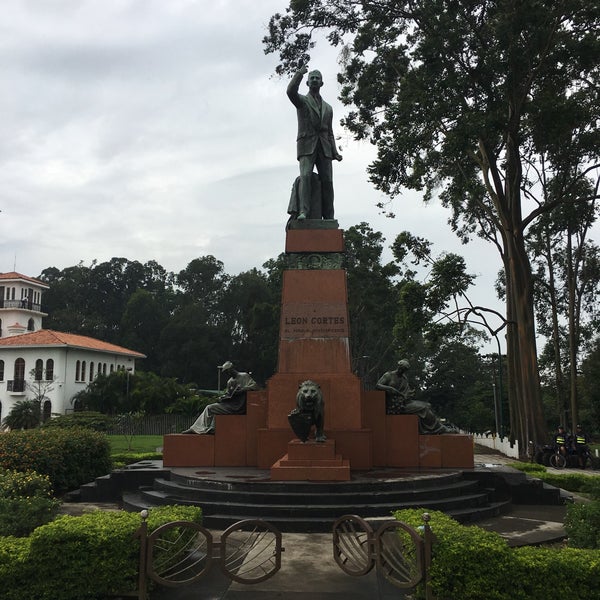 Estatua Leon Cortes Castro - Monument in Hospital
