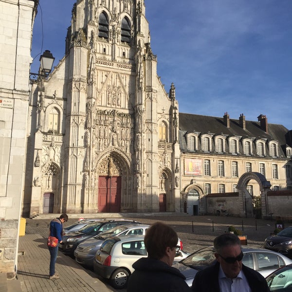 Abbatiale de Saint-Riquier - Place de l'église