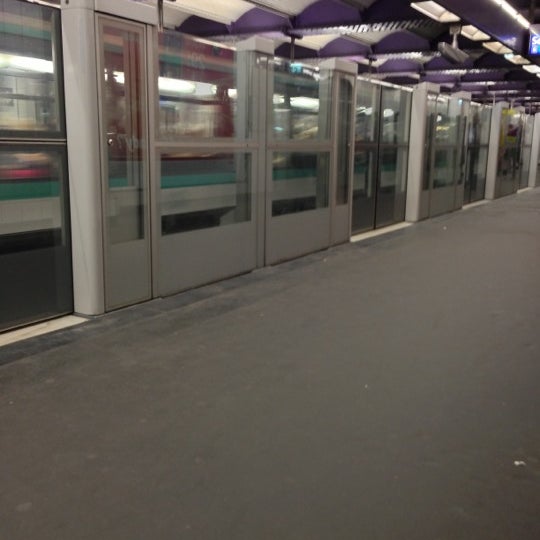 Métro Louvre-Rivoli [1] - Rue de Rivoli