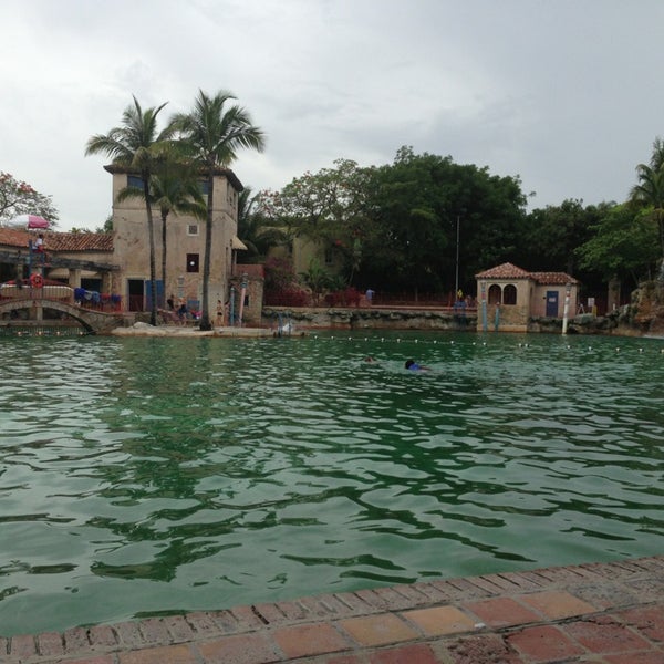 Venitian Palms Pool Area - Swimming Pool in Miami