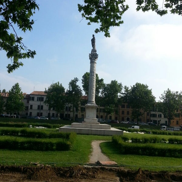 Piazza Ariostea - Plaza
