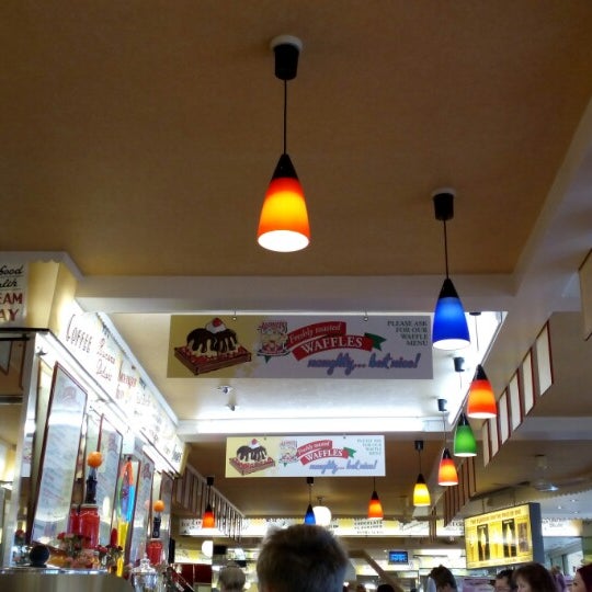 Alonzi's Harbour Bar - Ice Cream Parlor in Scarborough