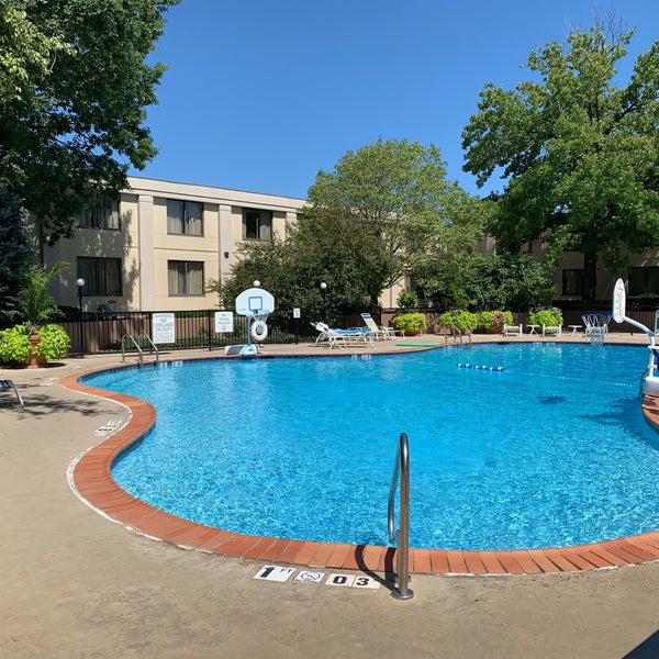 Holiday Inn Country Club Plaza - 23 tips