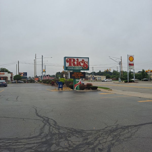 Ric's Food Center - 705 S Mission St