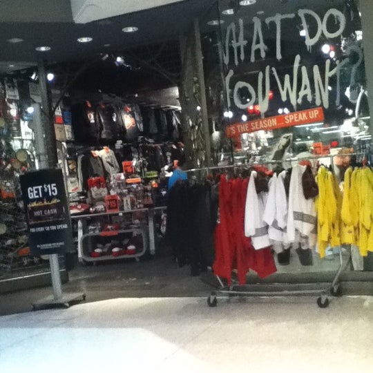 Hot Topic - Clothing Store in Des Moines