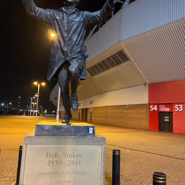 Bob Stokoe Statue - Outdoor Sculpture in Sunderland