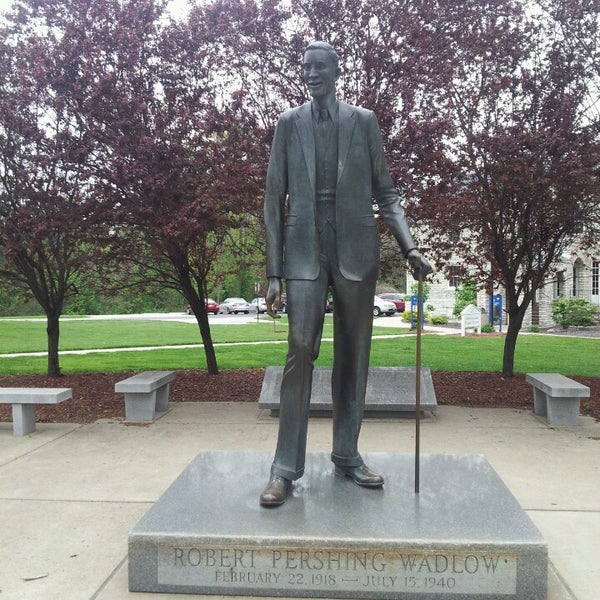 Robert Pershing Wadlow Statue