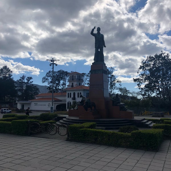 Estatua Leon Cortes Castro - Monument in Hospital