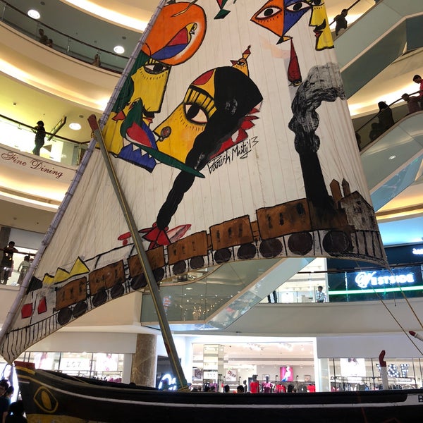 VR Surat - Shopping Mall in Sūrat