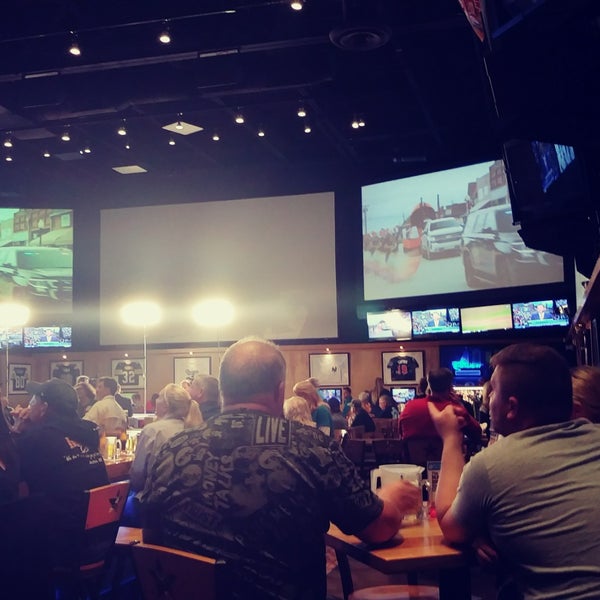 Sneakers Sports Bar - Beaches - 37 tips