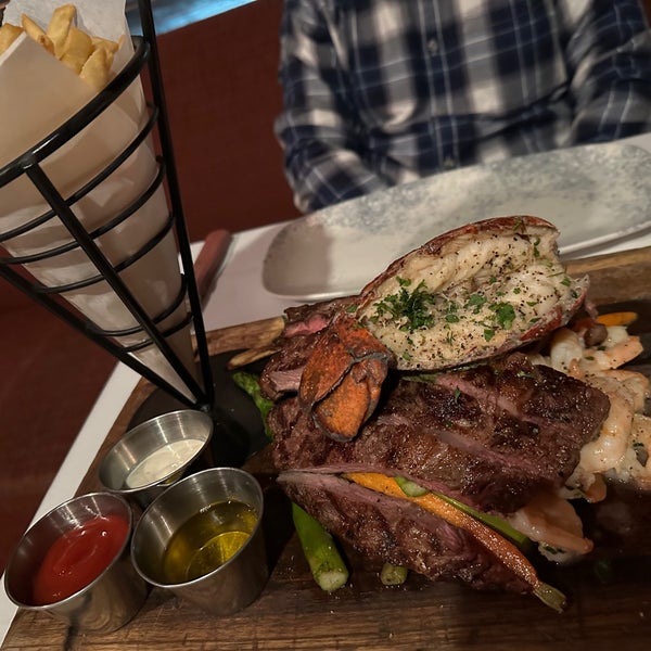 Maple Leaf Grille - Banff, AB