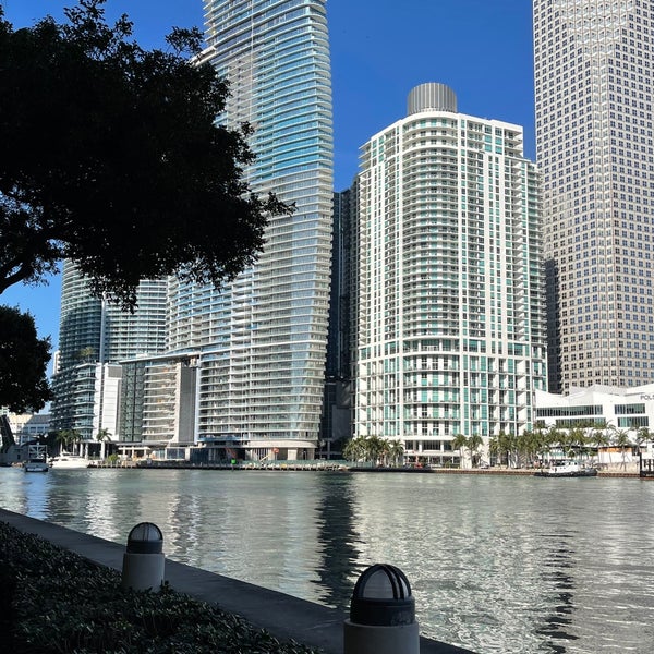 Brickell Key Jogging Trail - Hiking Trail in Miami