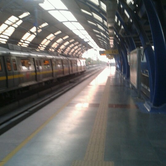 Model Town | मॉडल टाउन Metro Station - Model Town Phase 1