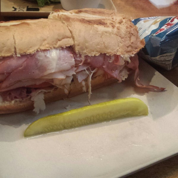Macado's Restaurant & Bar - 19 W Main St