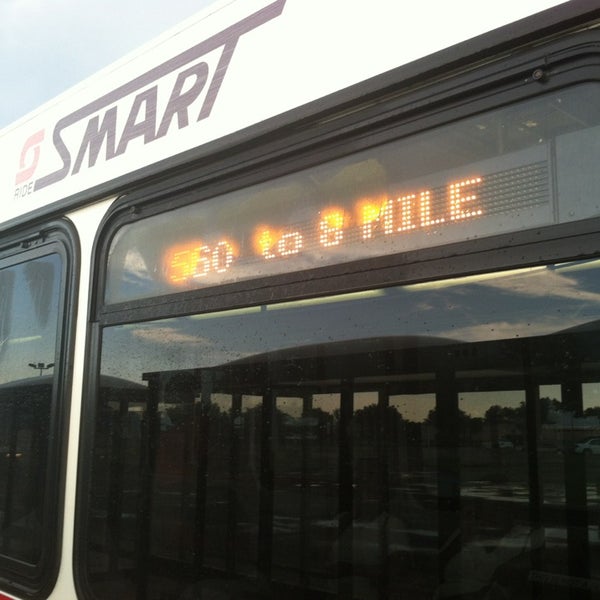 macomb mall - gratiot bus stop - Bus Line in Roseville