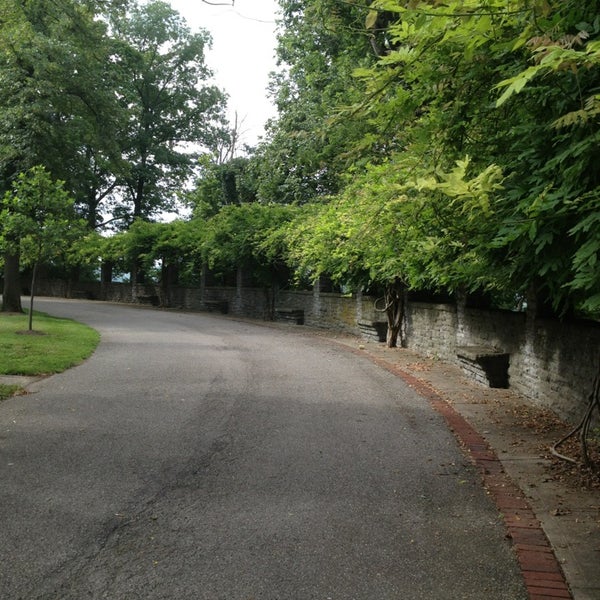 Mariemont Concourse - Park