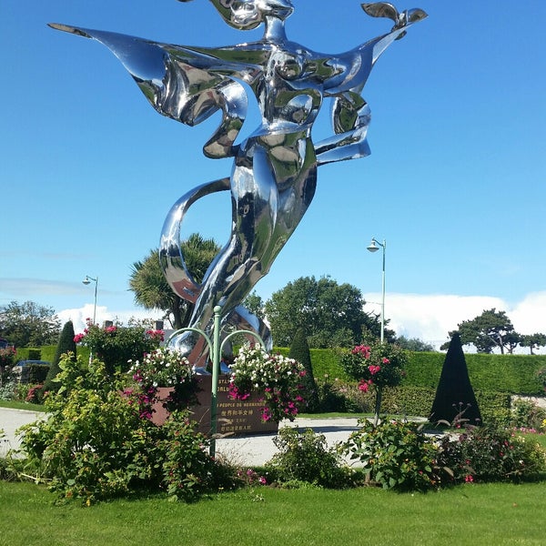 World Peace Statue by sculptor Yao Yuan - Grandcamp-Maisy, Normandie