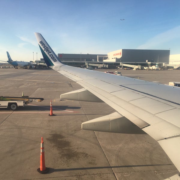 Photos at Gate A17 / B17 - Airport Gate in Toronto Pearson ...
