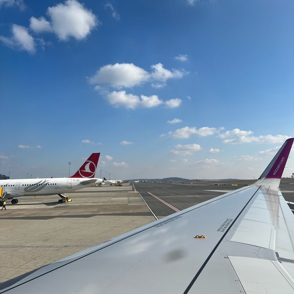 Wizz Air Flight W6 2891 VIE - EVN - Plane