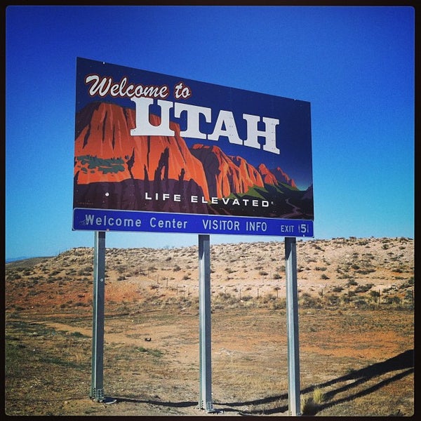 Arizona / Utah State Line - Border Crossing in St. George