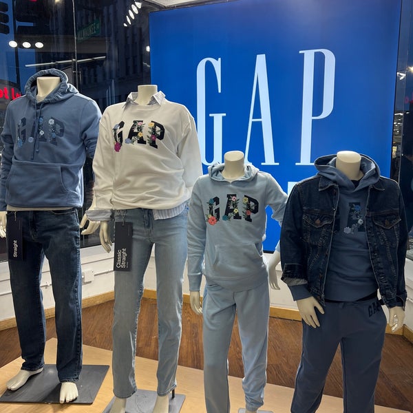 Gap Factory Store - Logan Square - 6 tips from 897 visitors