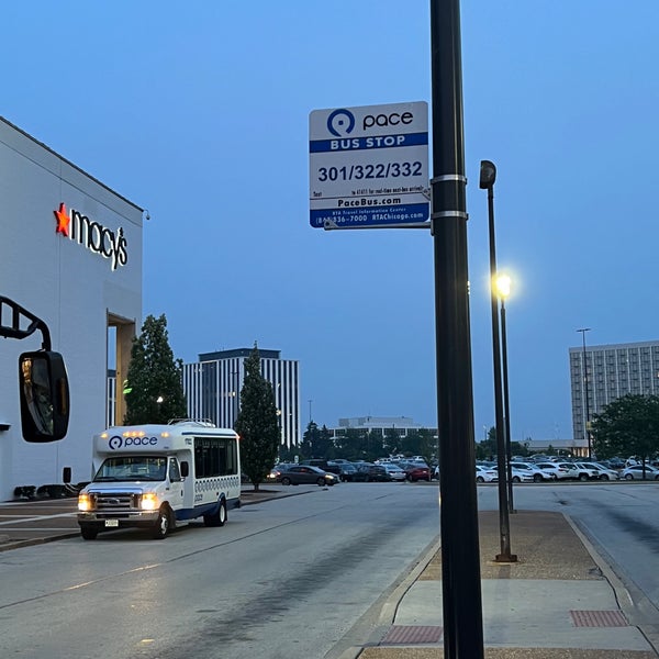 Pace Suburban Bus Stop - Oak Brook Center - Bus Station in Oak Brook