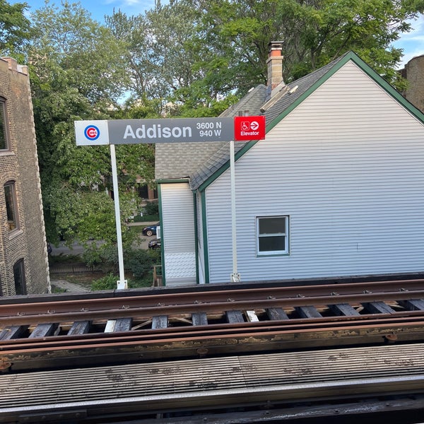 CTA - Addison - Wrigleyville - 940 W Addison St
