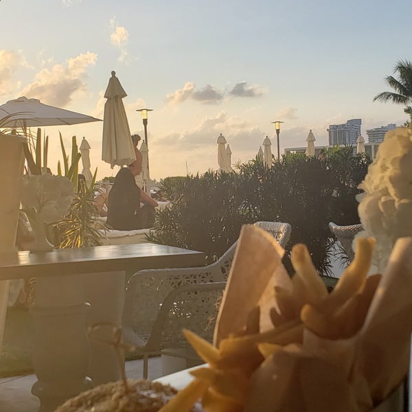 Mondrian Caffe - Café in West Avenue