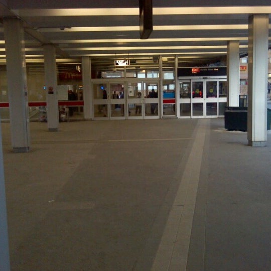 Dundas West Subway Station - Metro Station