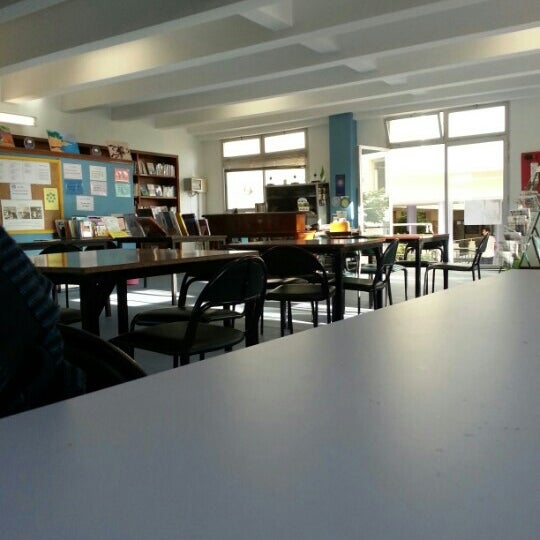 Cdi Al Madina - College Library in عين الشق
