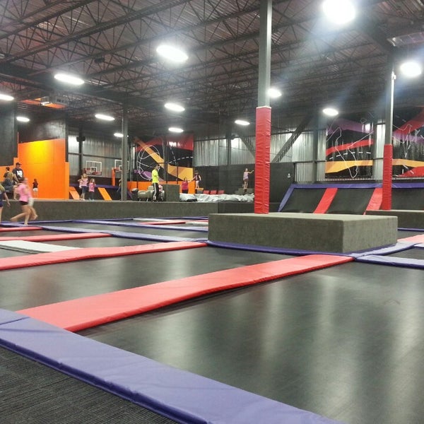 iSaute Centre de Trampoline - Theme Park in Laval