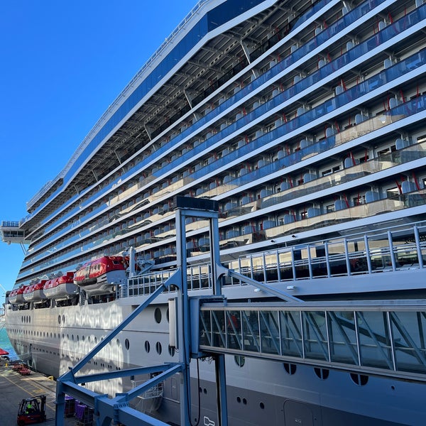 Valiant Lady - Cruise Ship